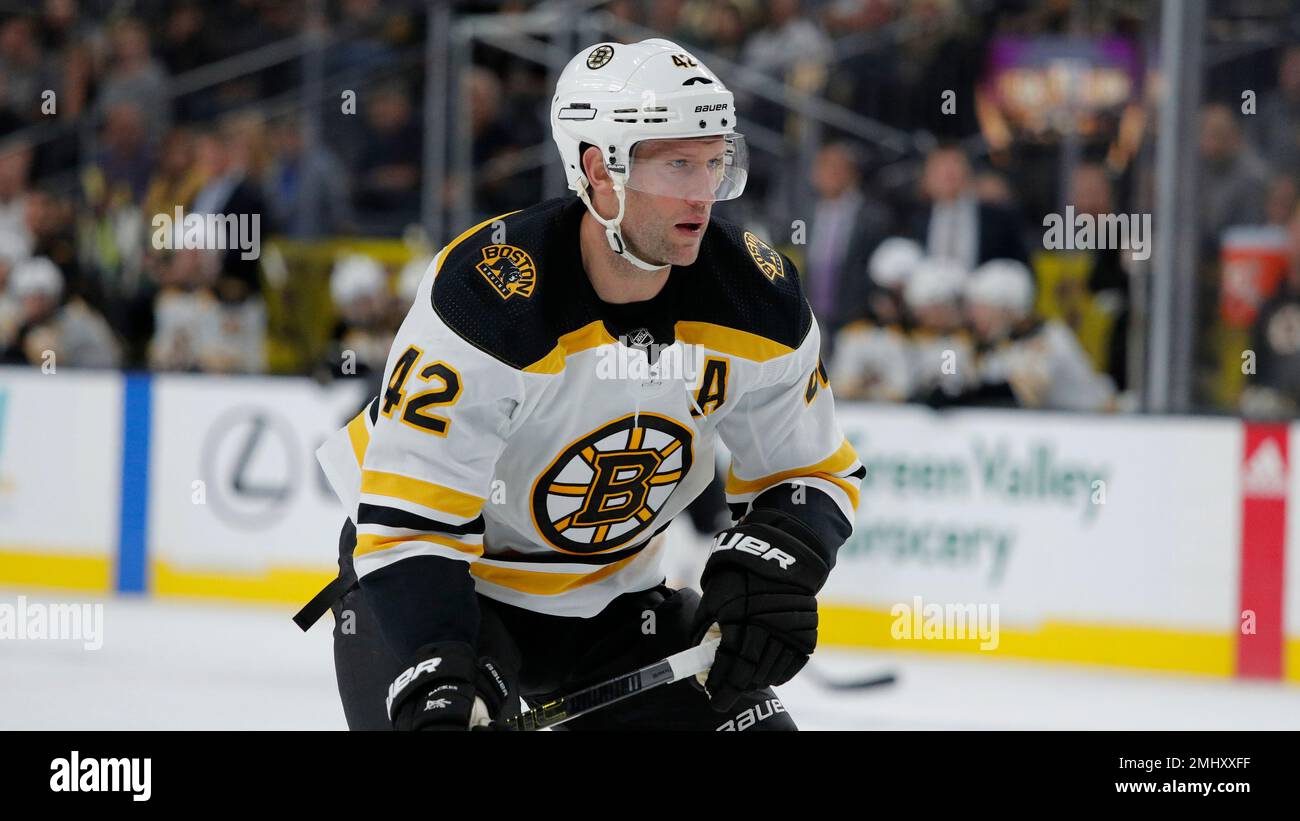 Boston Bruins right wing David Backes (42) plays against the Vegas ...