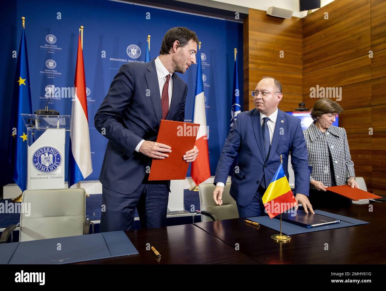 Nato conference table hi-res stock photography and images - Alamy