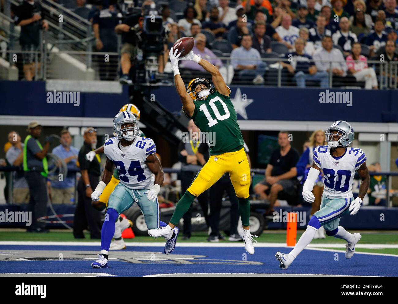 wide receiver Darrius Shepherd (10) reaches up for a pass in the end ...