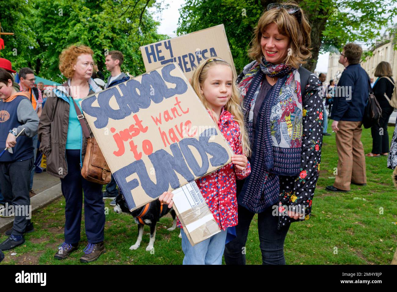 Protesters with signs hi-res stock photography and images - Alamy