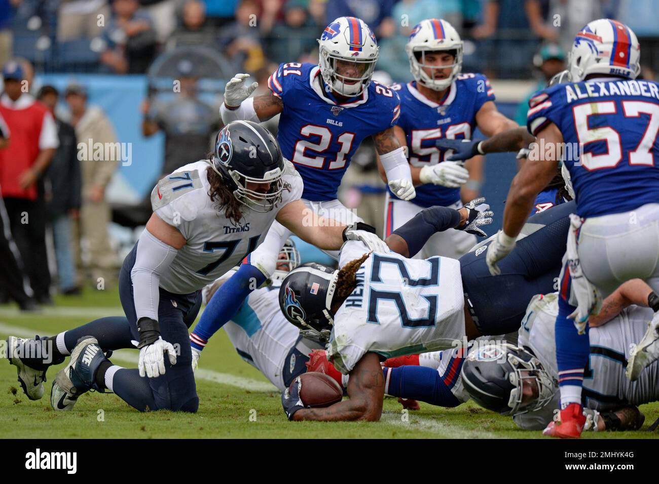 Tennessee Titans running back Derrick Henry (22) dives over the goal ...