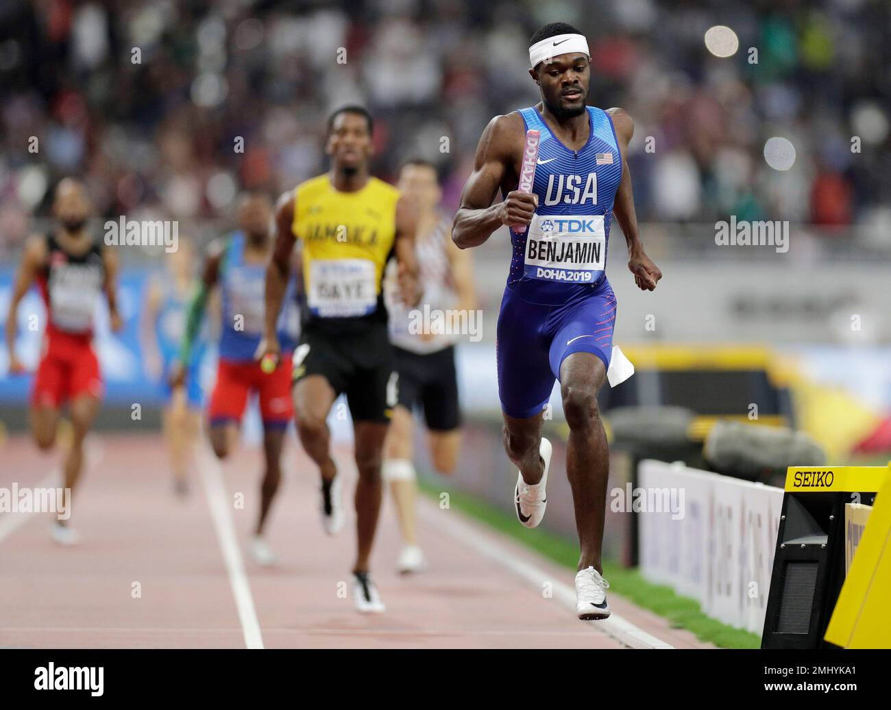 Rai Benjamin of the United States anchors the team to win the gold ...