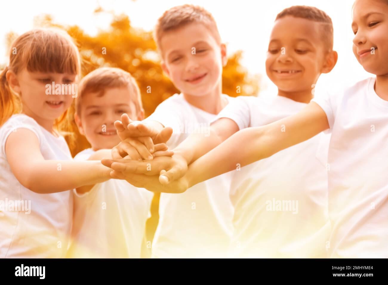 Volunteering kids hi-res stock photography and images - Alamy