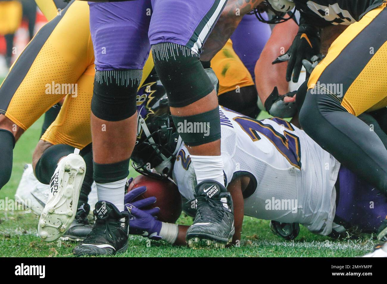 Baltimore Ravens running back Mark Ingram (21) scores a touchdown ...