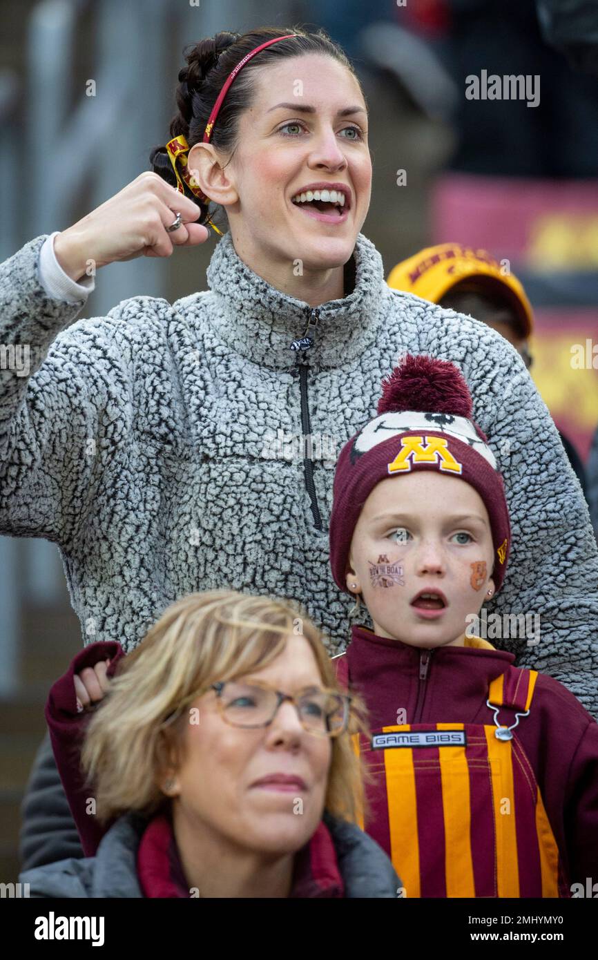 Minnesota fans cheer for their team as they play Illinois at an NCAA ...