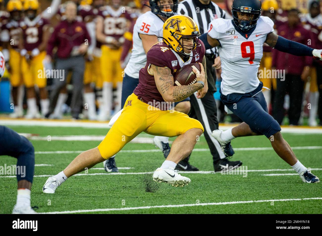 Minnesota running back Shannon Brooks (4) rushes against Illinois in ...