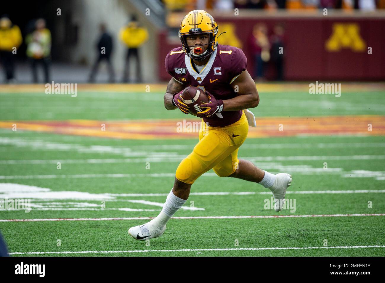 Minnesota running back Rodney Smith (1) rushes against Illinois in the ...