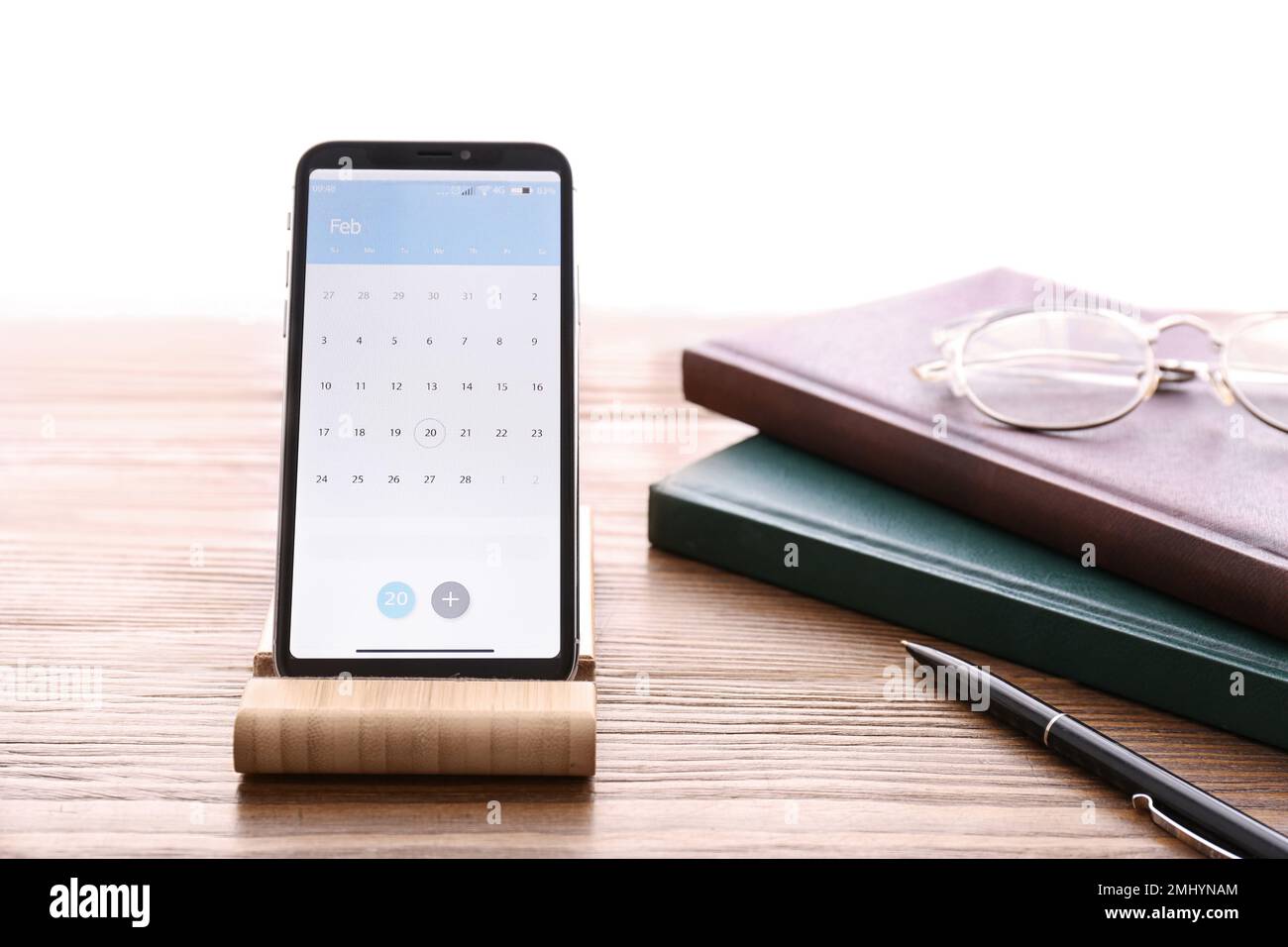 Phone showing calendar on screen hi-res stock photography and images ...