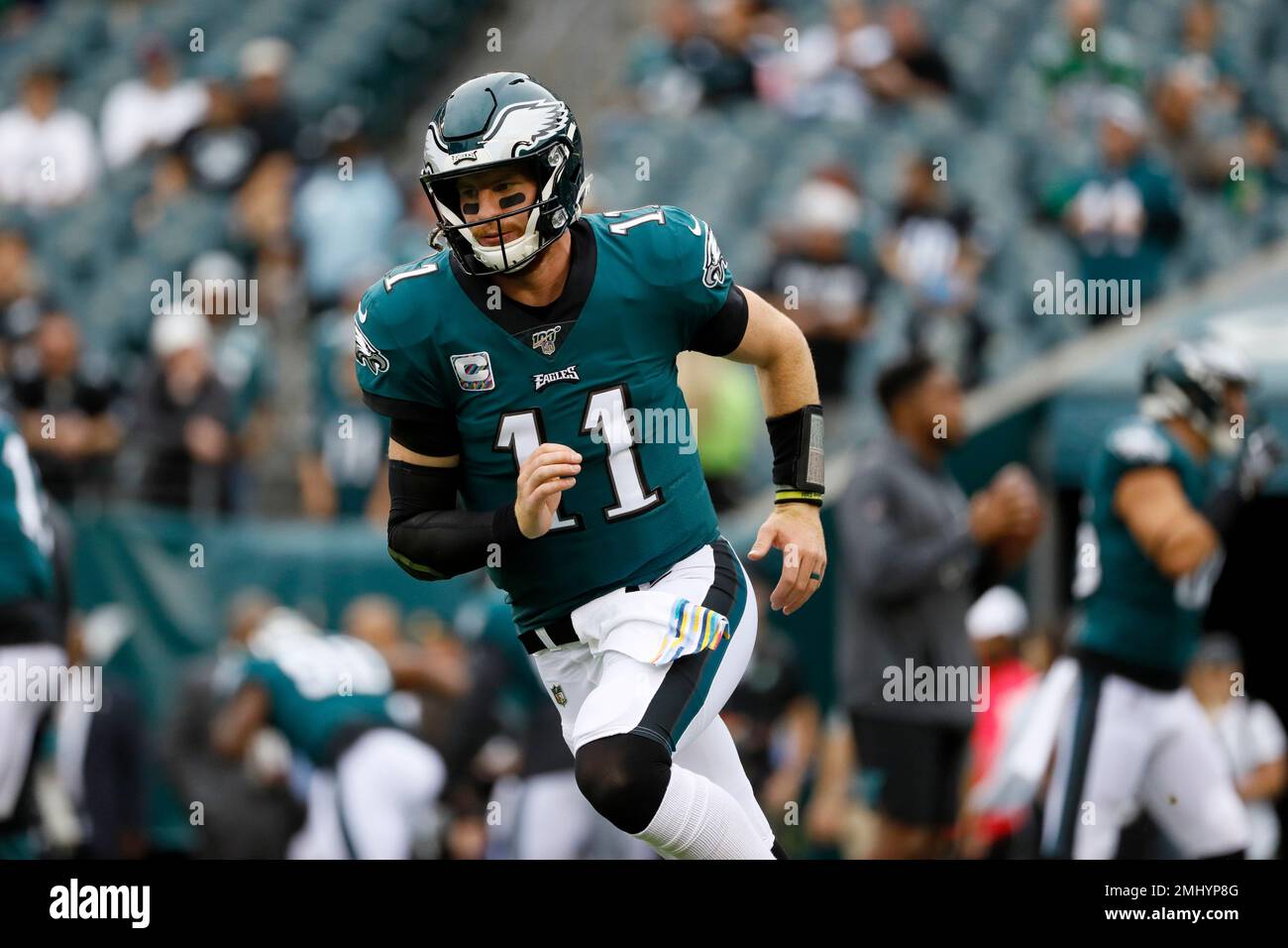Philadelphia Eagles' Carson Wentz warms up before an NFL football game ...