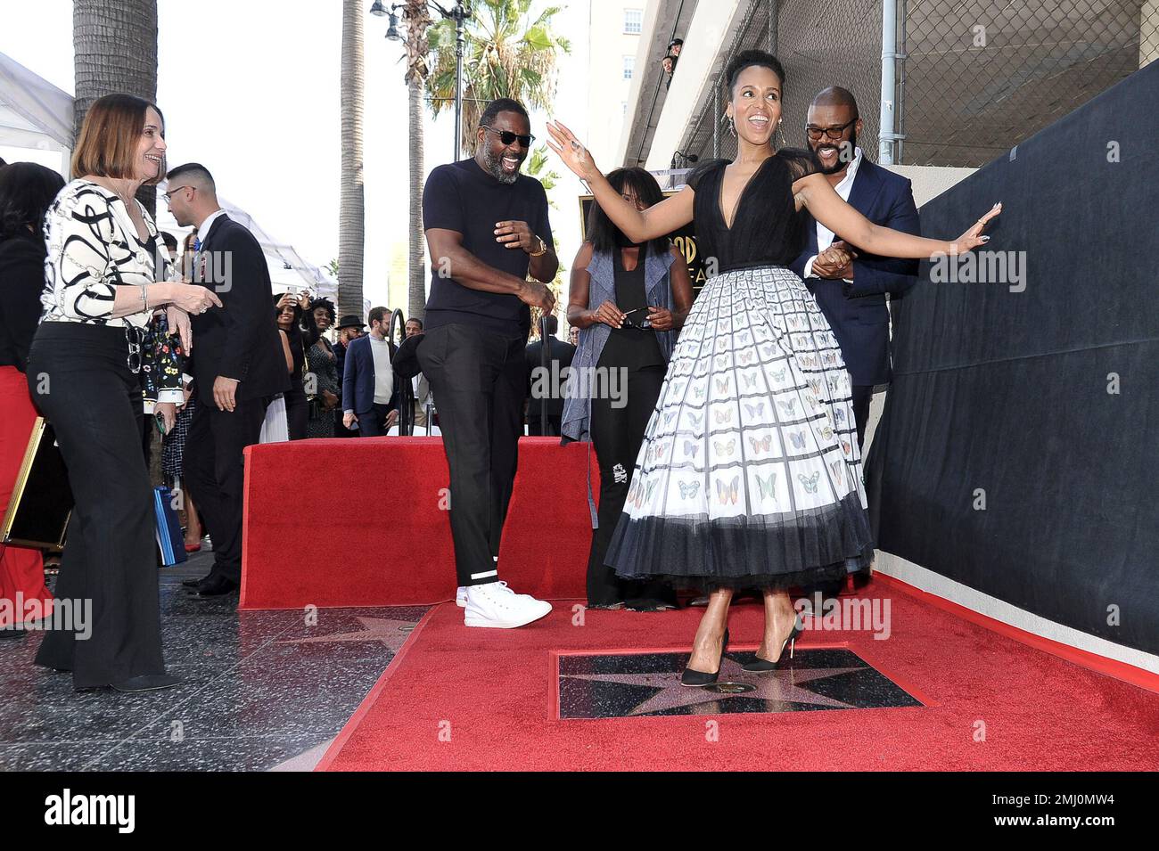 Kerry Washington dances on Tyler Perry's star as Idris Elba, Crystal ...