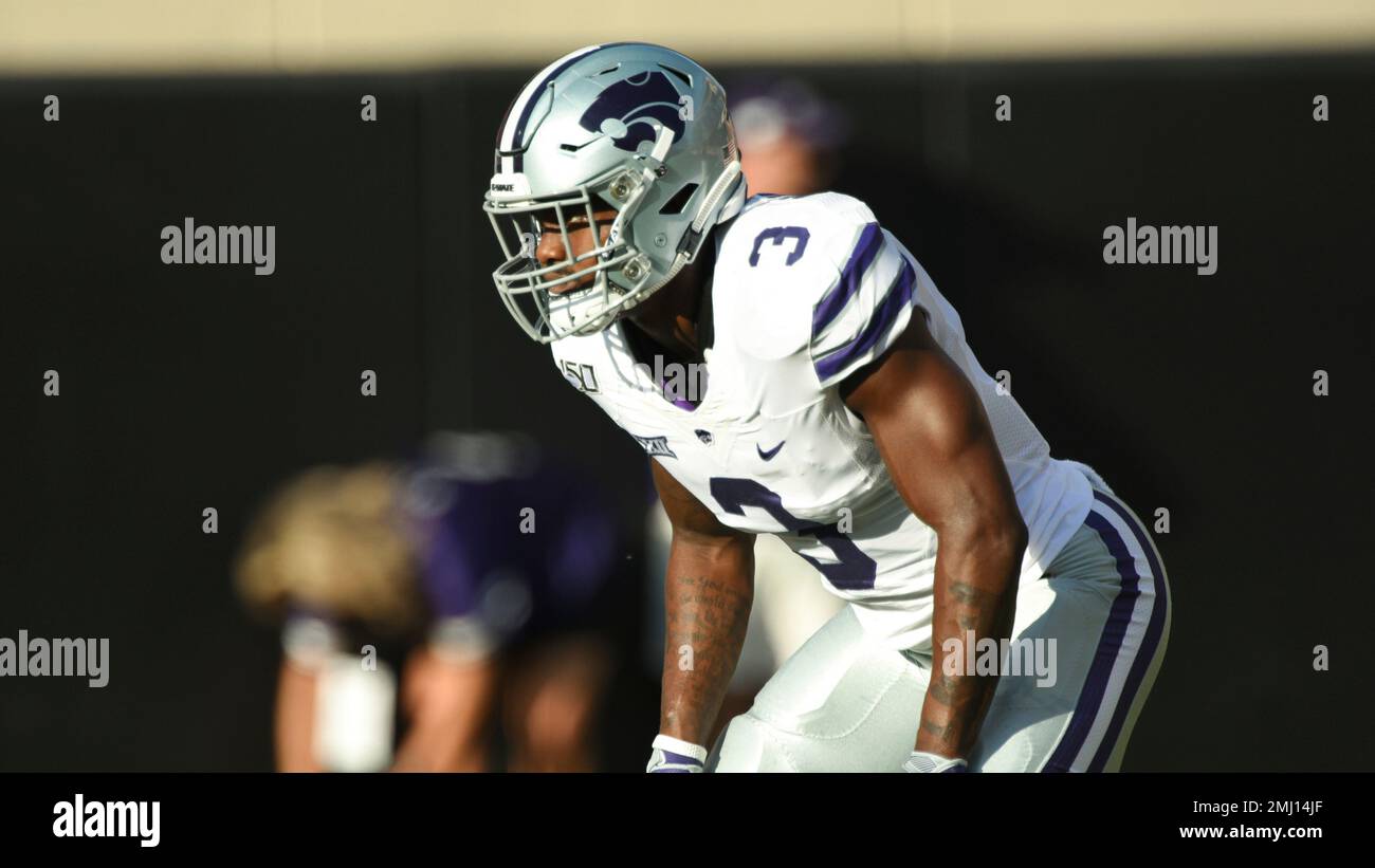Kansas State linebacker Elijah Sullivan warms up prior to the start of ...