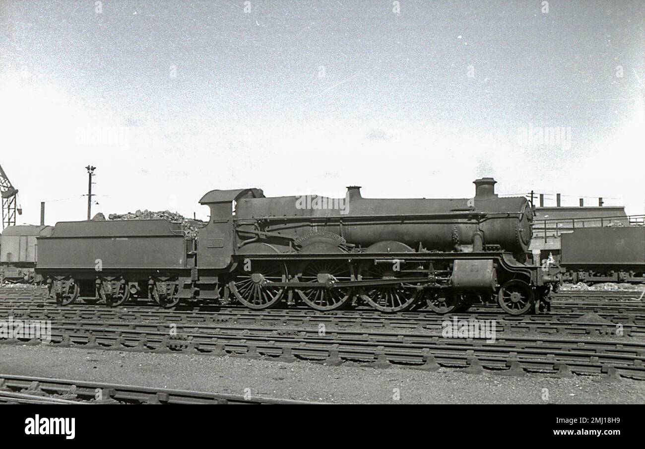 GWR Saint Class 4-6-0 steam locomotive No. 2945 Hillingdon Court at ...