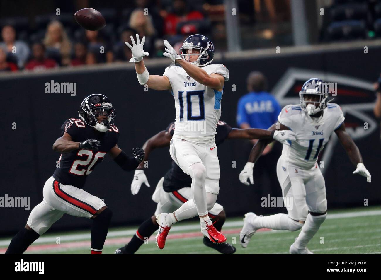 Tennessee Titans wide receiver Adam Humphries (10) prepares to make the ...