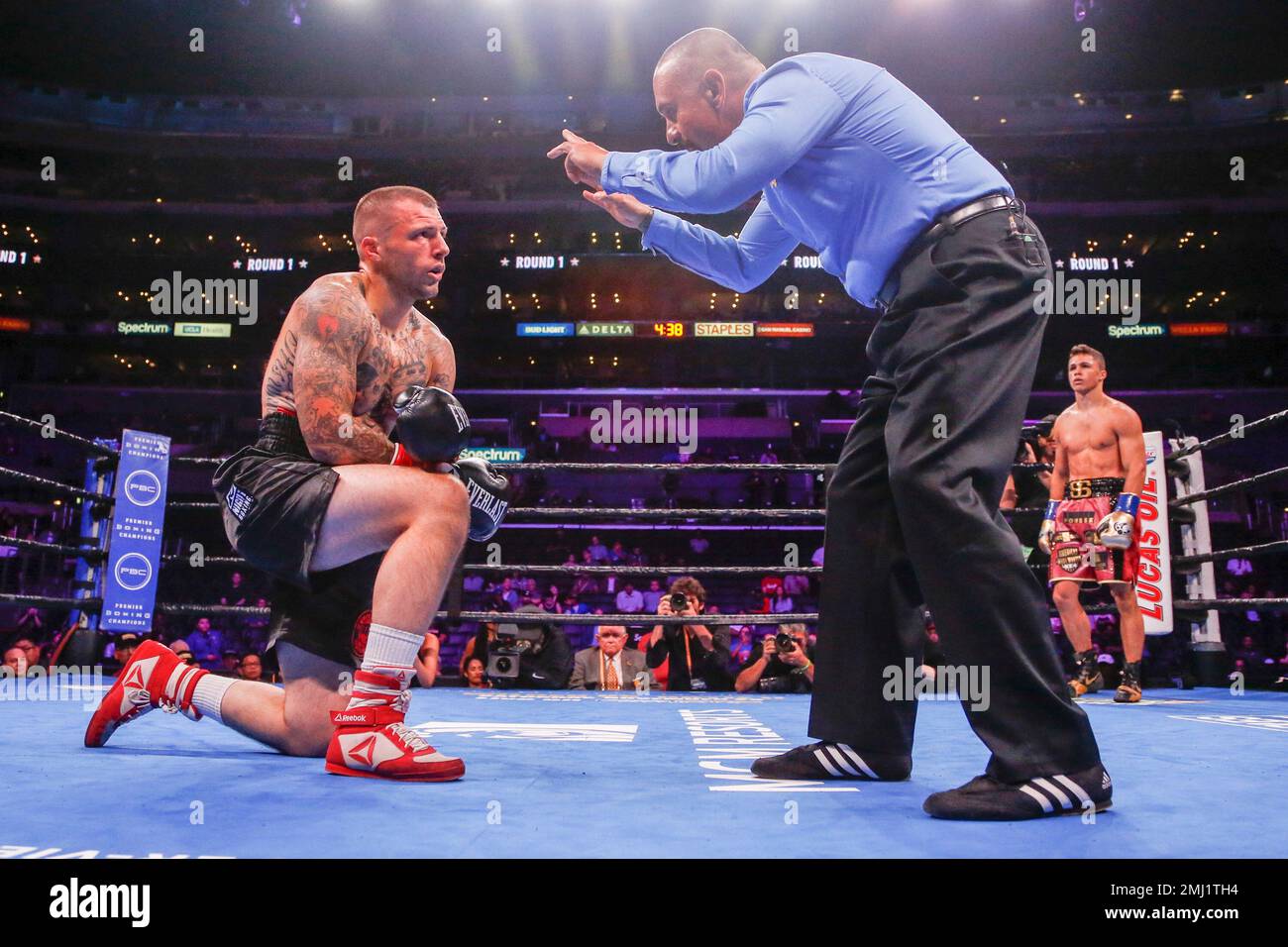 Joey Spencer fights against Travis Gambardella during the Super ...