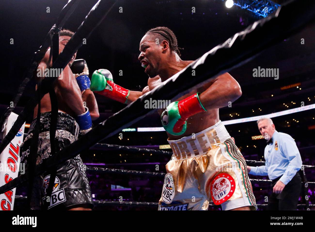 Errol Spence Jr. fights against Shawn Porter during the WBC & IBF World ...