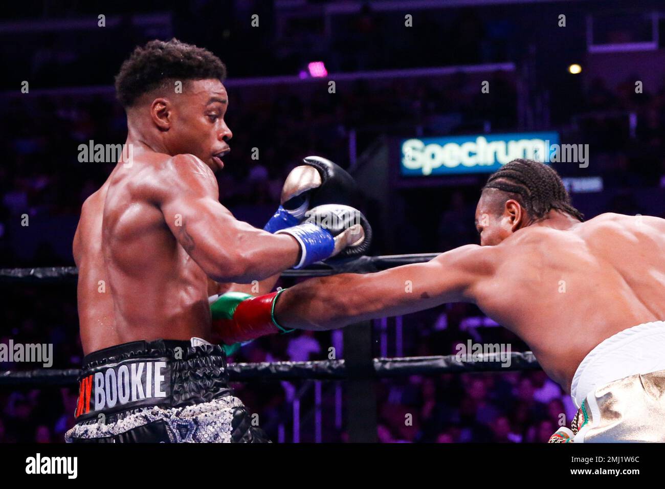 Errol Spence Jr. fights against Shawn Porter during the WBC & IBF World ...