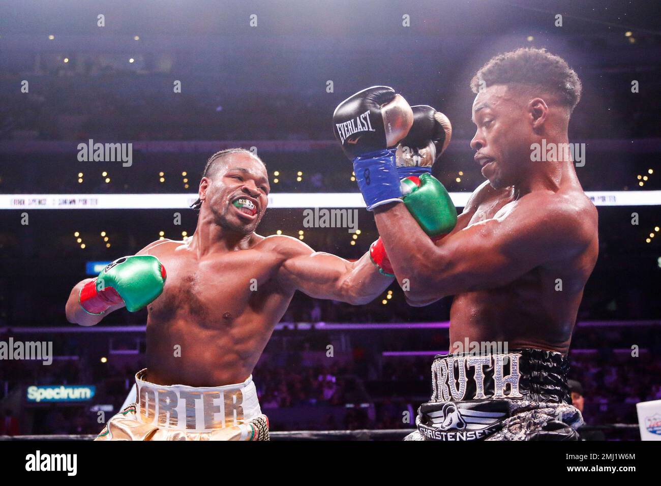 Errol Spence Jr. fights against Shawn Porter during the WBC & IBF World ...