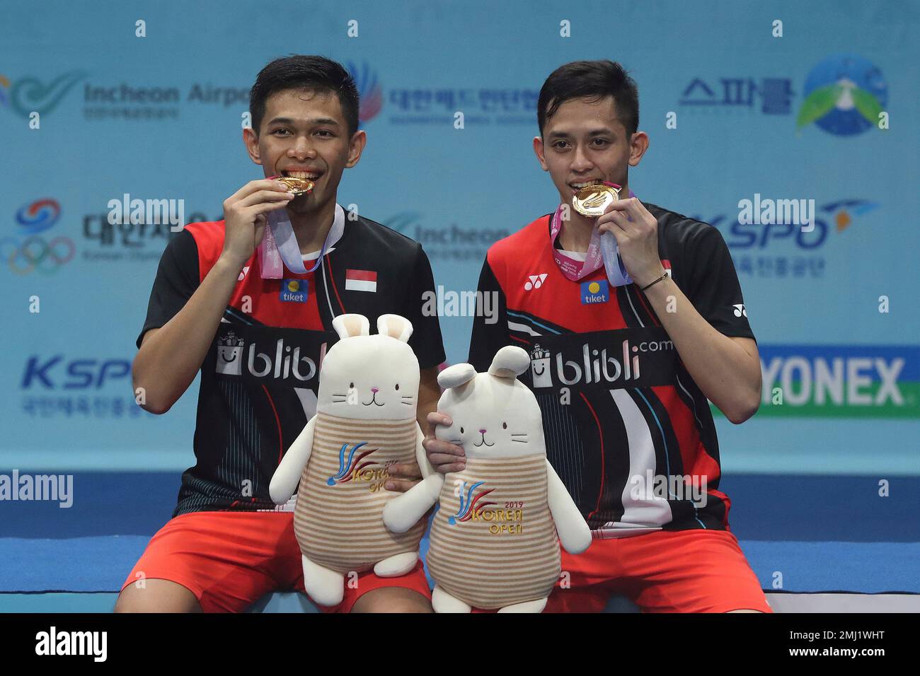Indonesia's Muhammad Rian Ardianto and Fajar Alfian, right, pose with ...