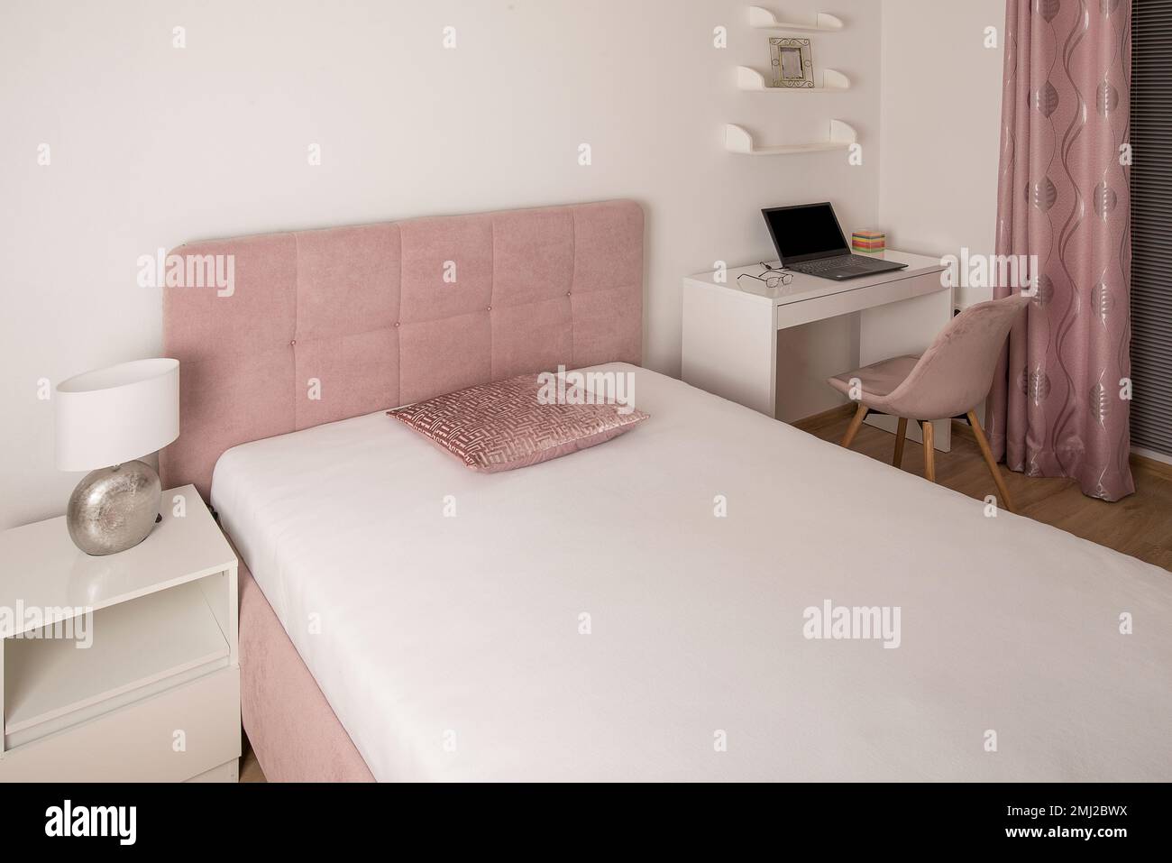 Pink girls student room with a bad and desk Stock Photo - Alamy