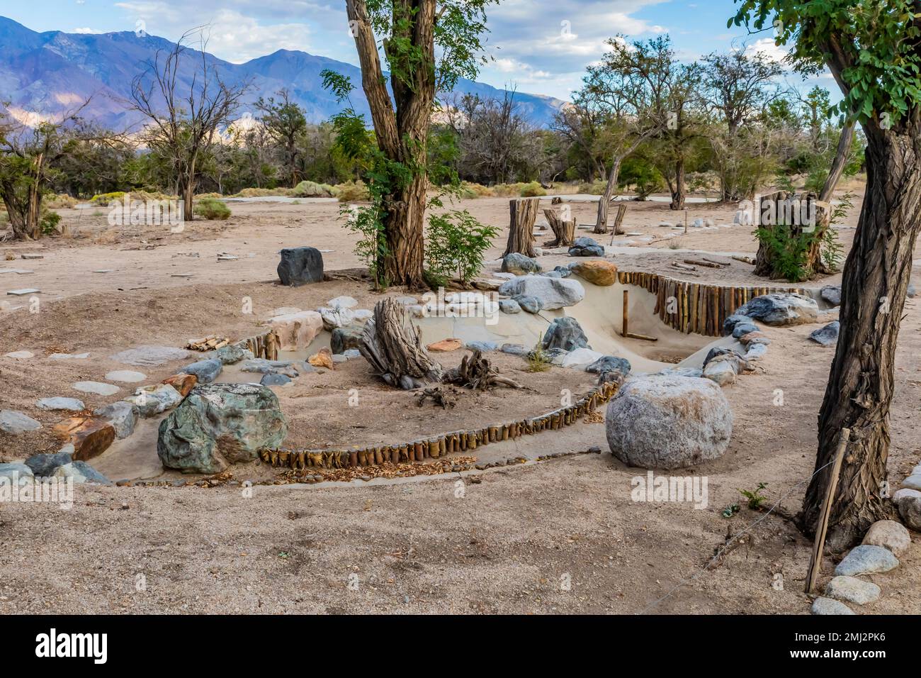 Block 12 mess hall Japanese garden, Manzanar National Historic Site ...