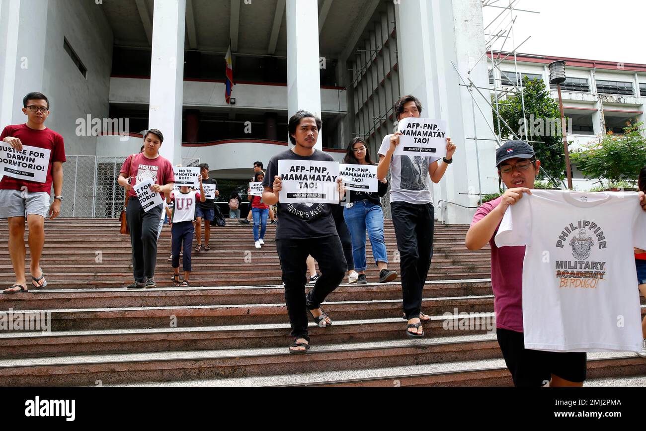 Students from the University of the Philippines display their messages ...