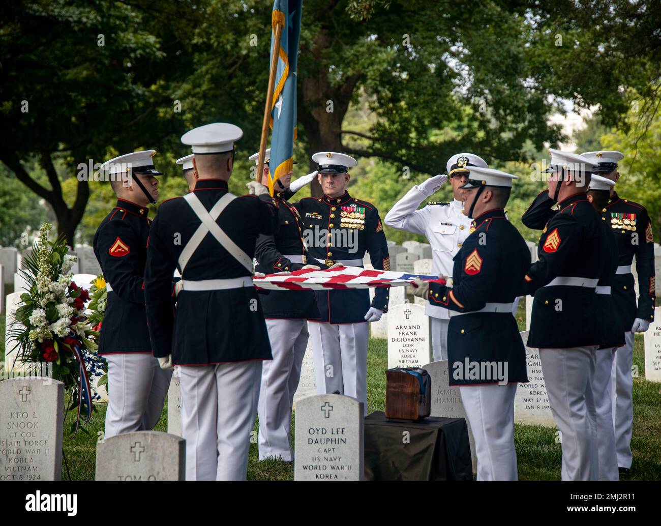 Marine funeral fold flag hi-res stock photography and images - Alamy