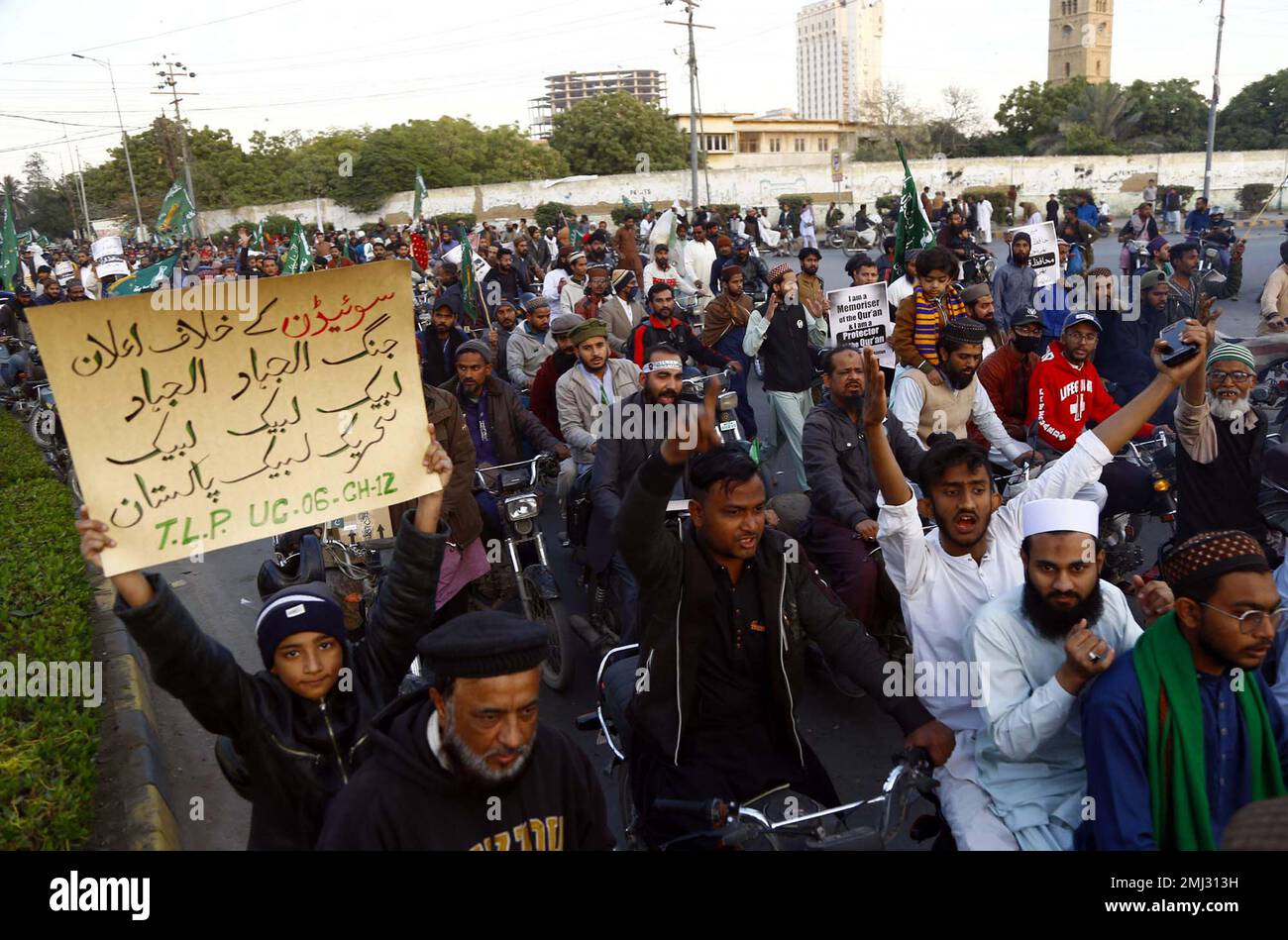 Leaders and members of Tehreek-e-Labbaik Pakistan are holding protest ...