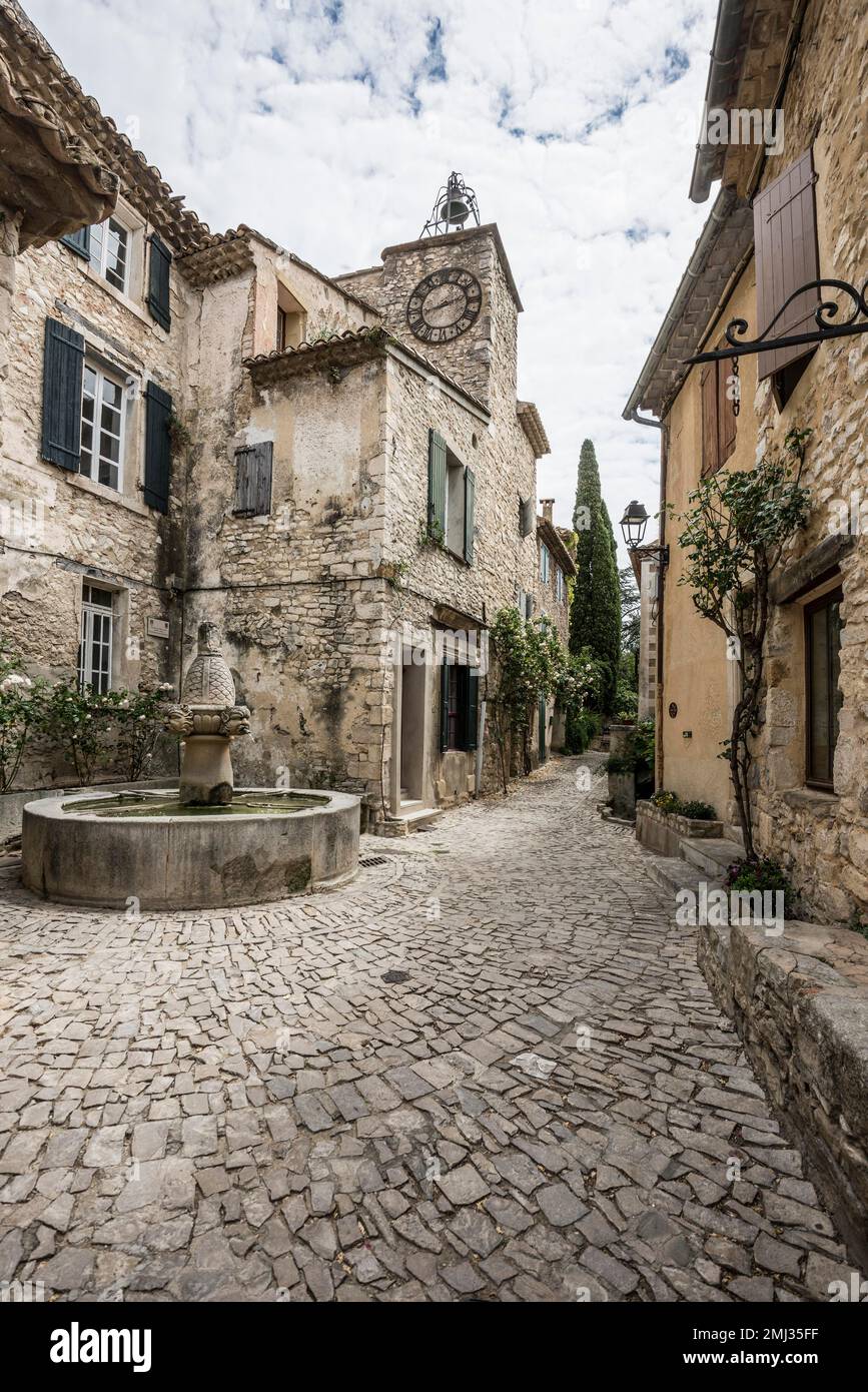 Old fountain in the village square, Seguret, Les plus Beaux Villages de ...