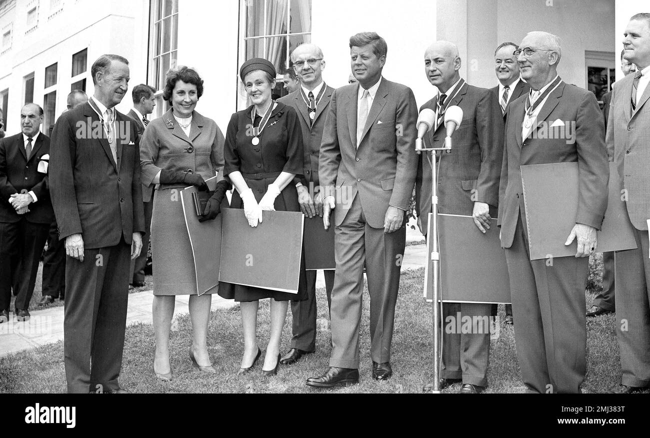Dr. Frances Oldham Kelsey, third from left, the government medical ...