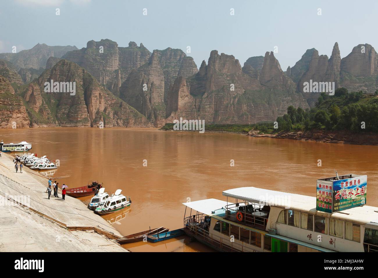 Mountains and boats at Liujiaxia Reservoir, Gansu Province, China Stock ...