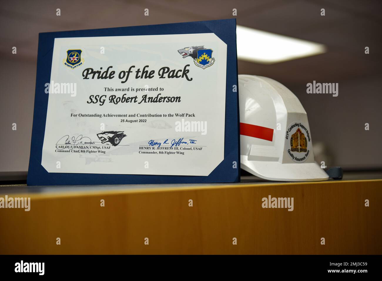 Commander army contracting hi-res stock photography and images - Alamy