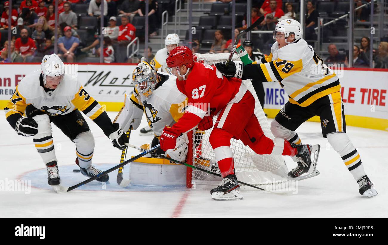Detroit Red Wings left wing Taro Hirose (67) attempts a wrap around ...