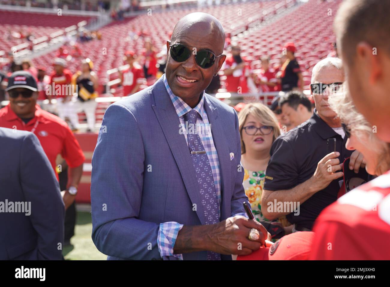 Former San Francisco 49ers wide receiver Jerry Rice signs autographs ...