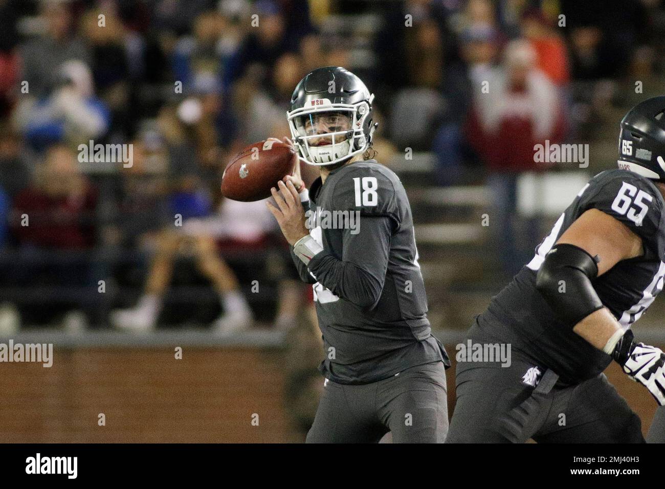 Washington State quarterback Anthony Gordon (18) looks to pass during ...