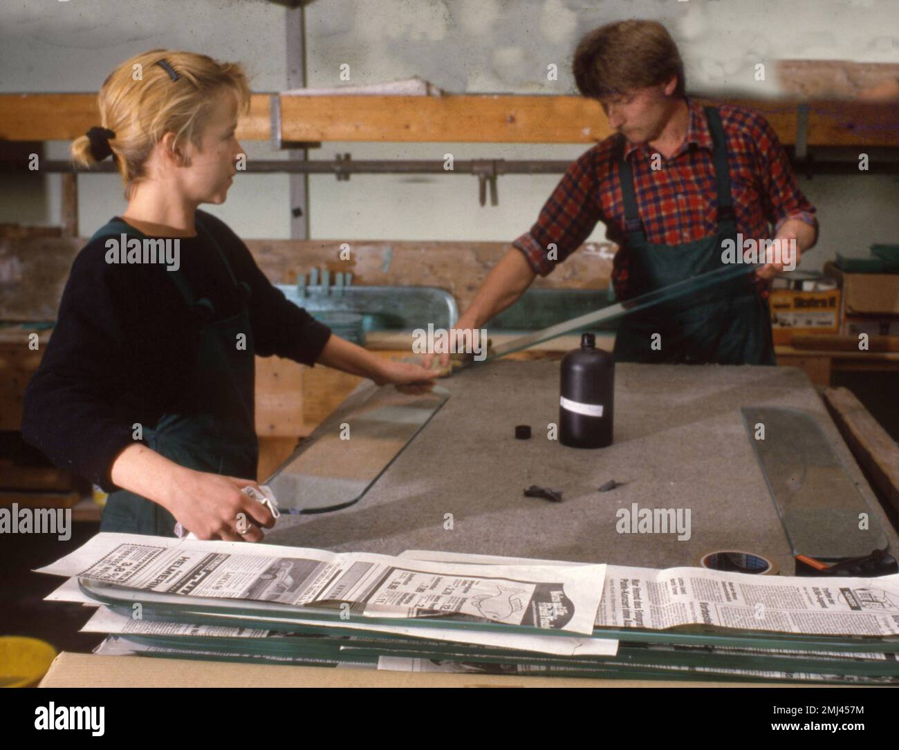 Female workers in the skilled trades, as here in a glaziers shop on 15. ...