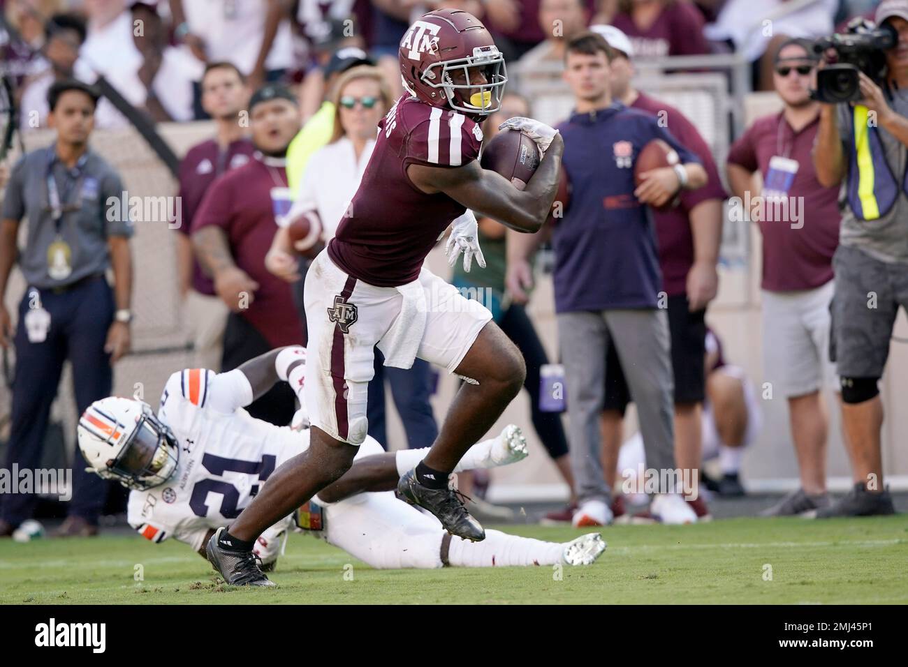 Texas A&M wide receiver Quartney Davis (1) evades a tackle from Auburn ...