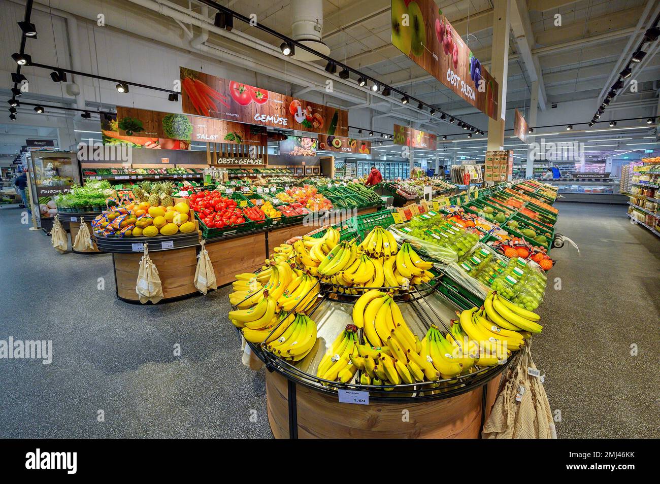 Fruit and vegetable department in the wholesale market, Bavaria ...