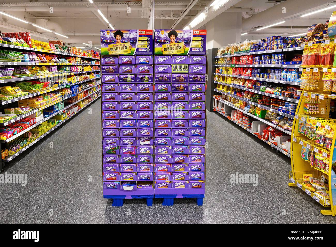 Sweets supermarket shelves hi-res stock photography and images - Alamy