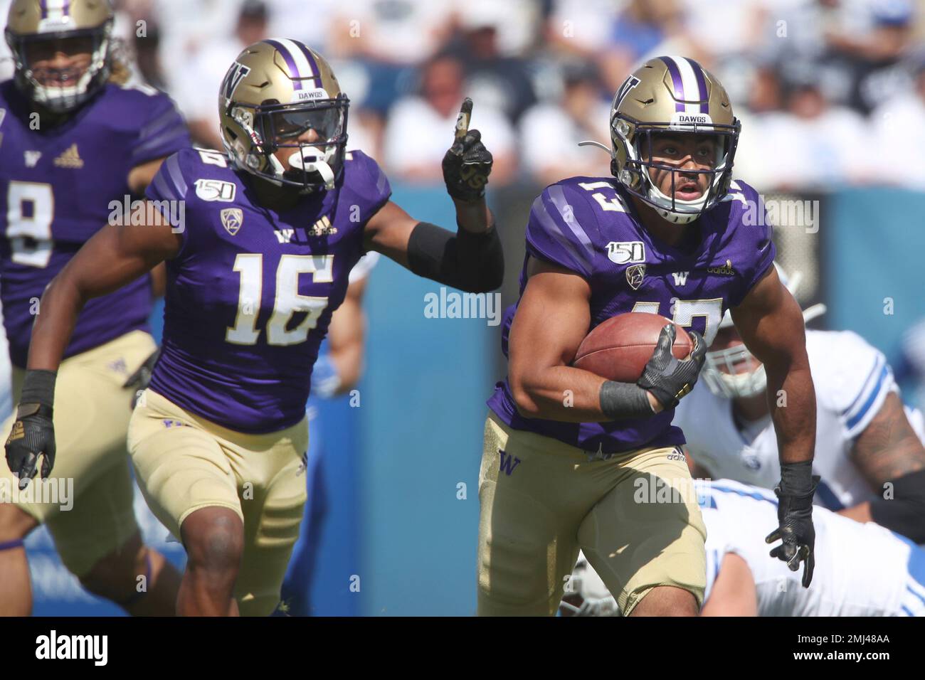 Washington linebacker Brandon Wellington (13), runs the ball in for a ...