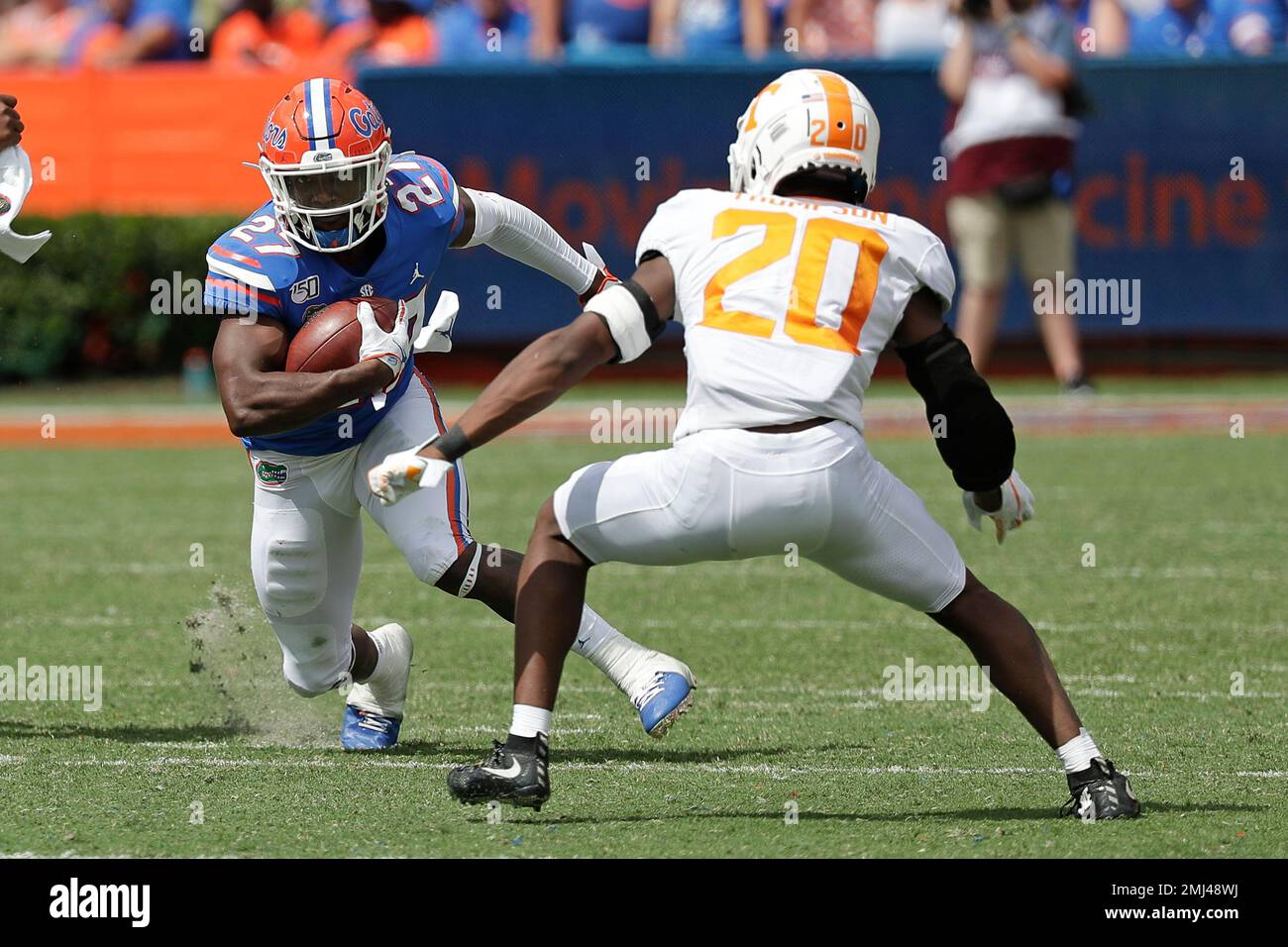 Florida running back Dameon Pierce (27) looks for room to get around ...