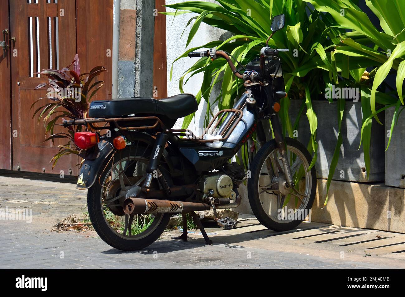 old motorcycle, Galle Fort, Galu Kotuwa, Kālik Kōṭṭai, Galle city ...