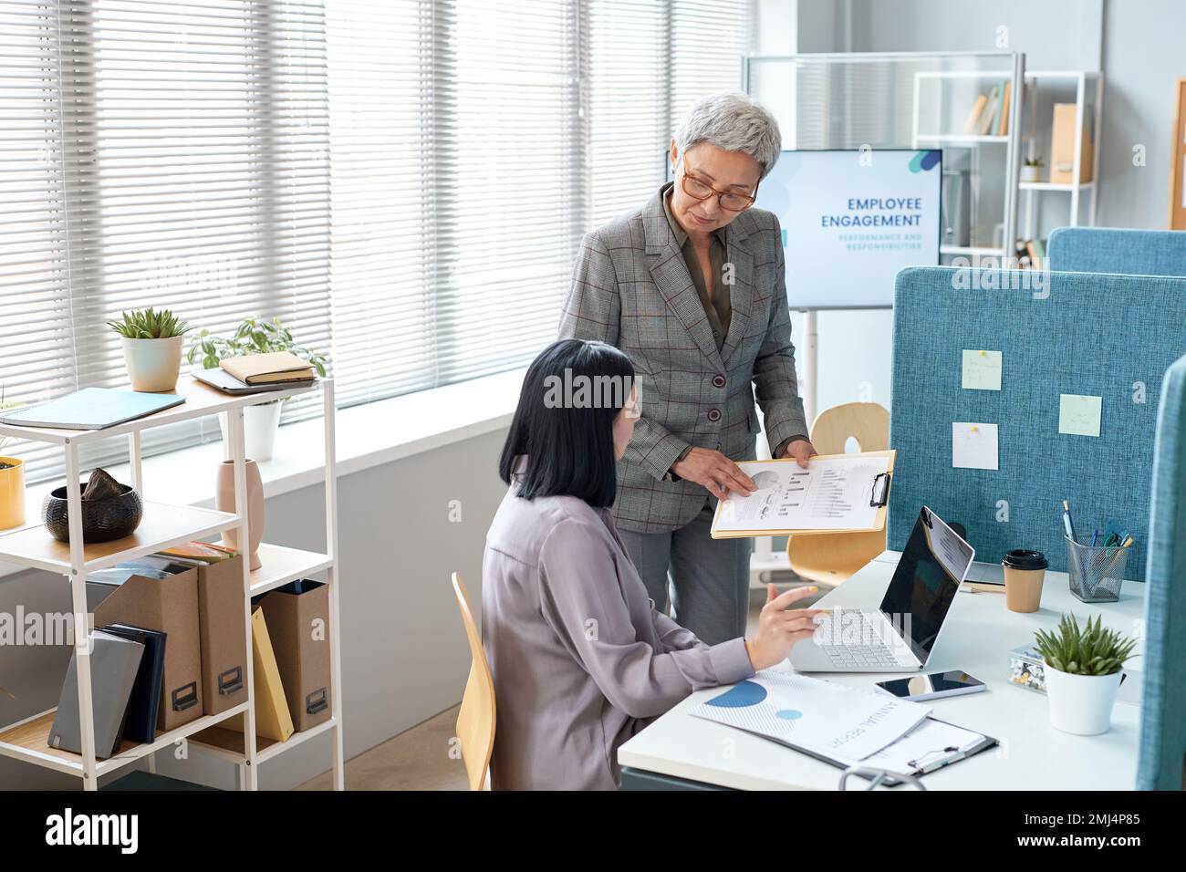 Instruct instructing hi-res stock photography and images - Alamy