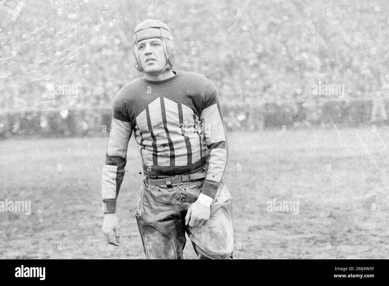 FILE - This is a 1925 file photo showing Chicago Bears football player ...