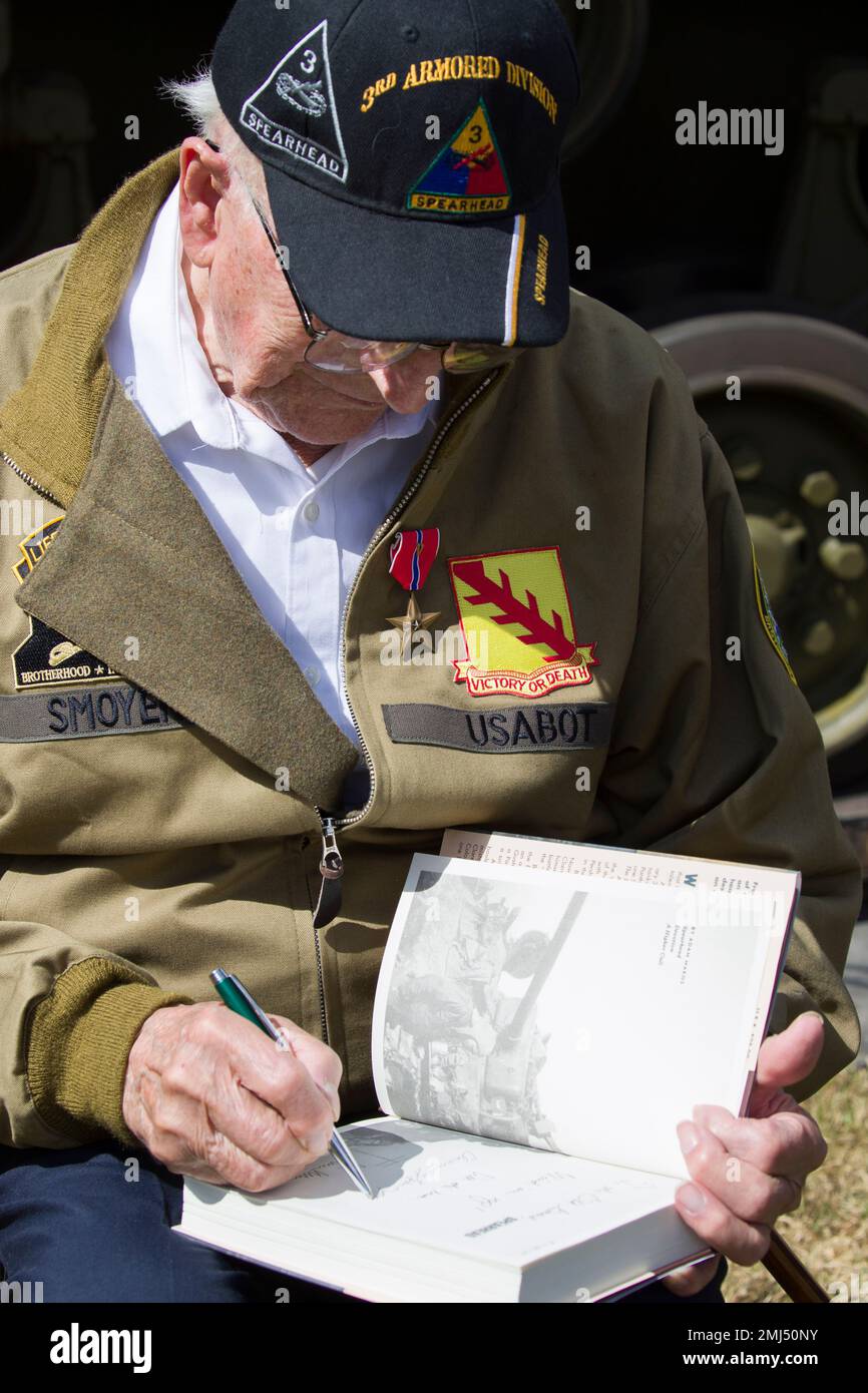 World War II veteran Clarence Smoyer, 96, signs "Spearhead: The World ...