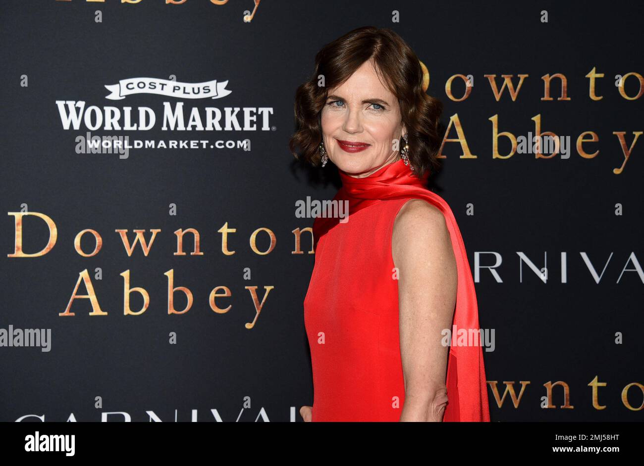 Actress Elizabeth McGovern attends the premiere of "Downton Abbey" at ...