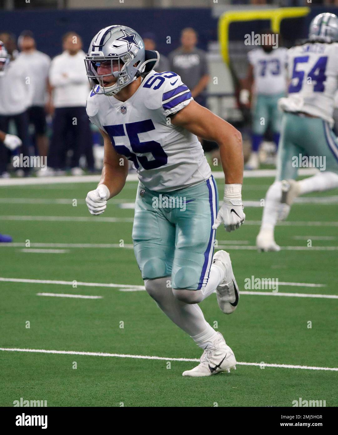 Dallas Cowboys linebacker Leighton Vander Esch follows the play during ...