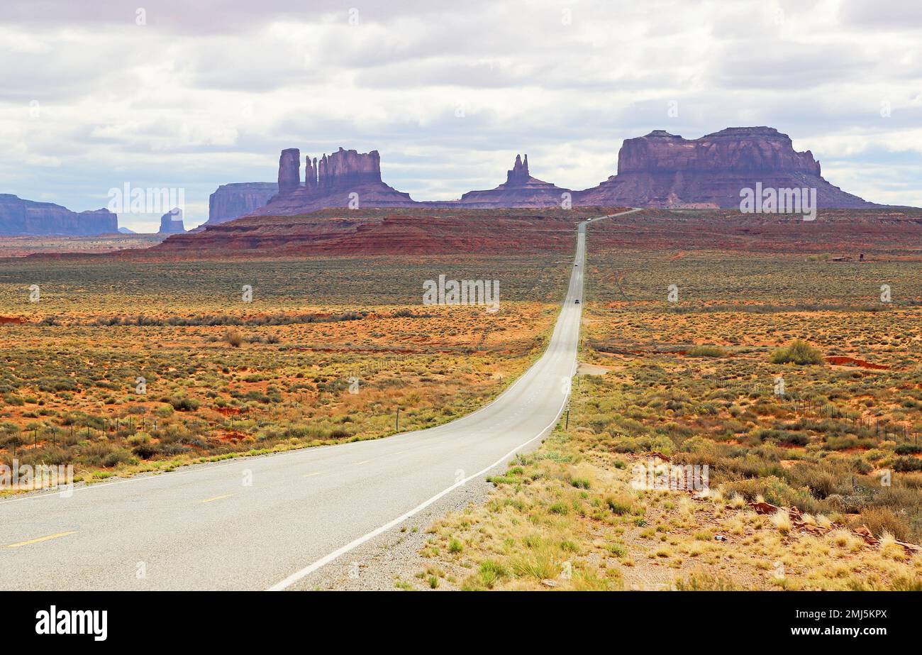 Road to monuments - Monument Valley Stock Photo - Alamy