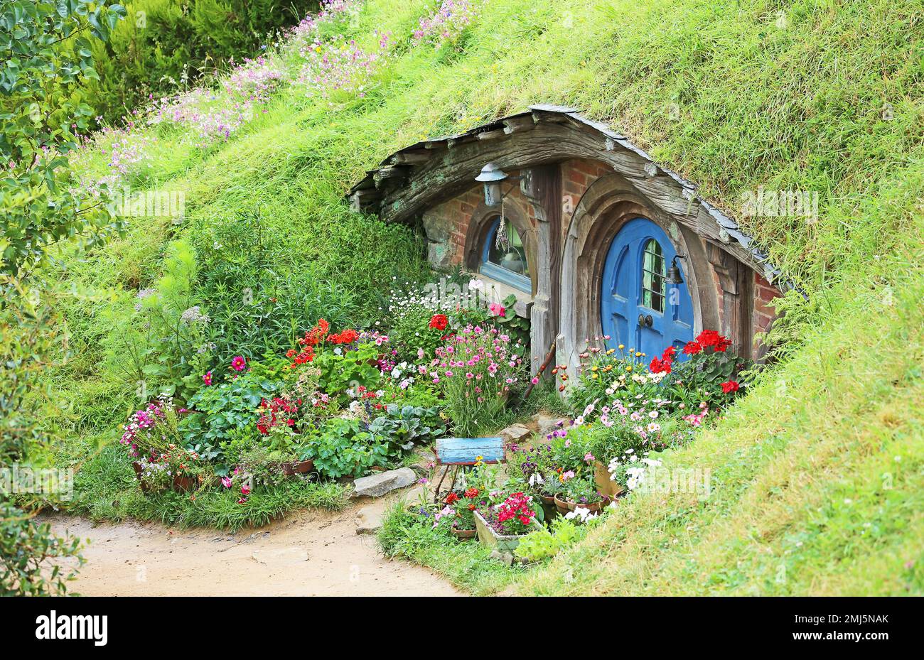 Floral entrance to Hobbit House - Hobbiton - Matamata, New Zealand ...