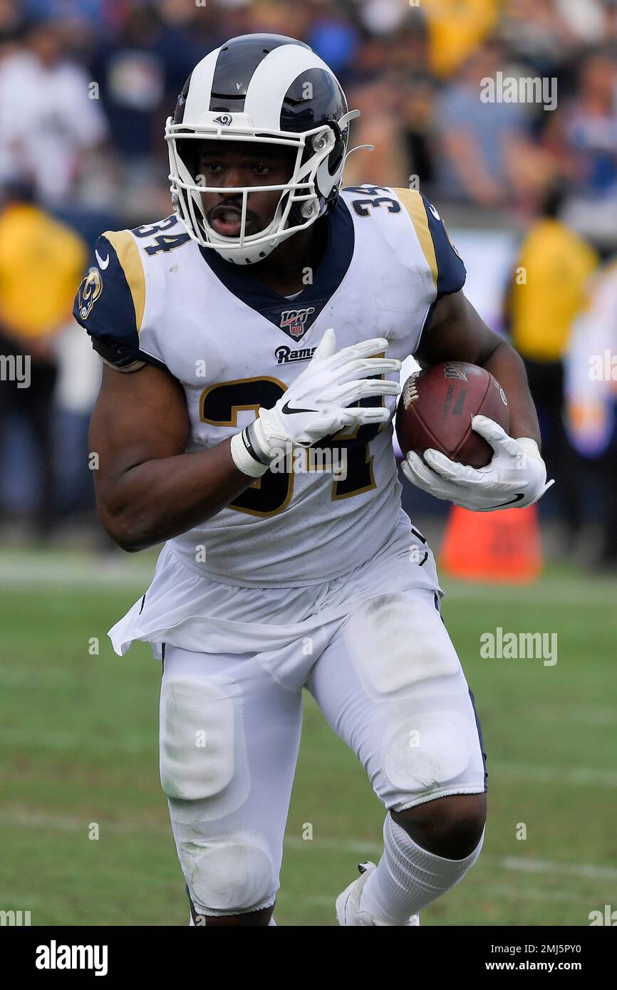 Los Angeles Rams running back Malcolm Brown runs against the New ...