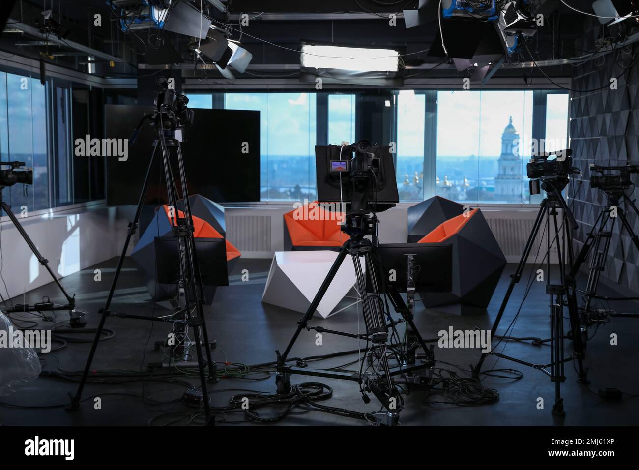 Empty tv studio with cameras hi-res stock photography and images - Alamy